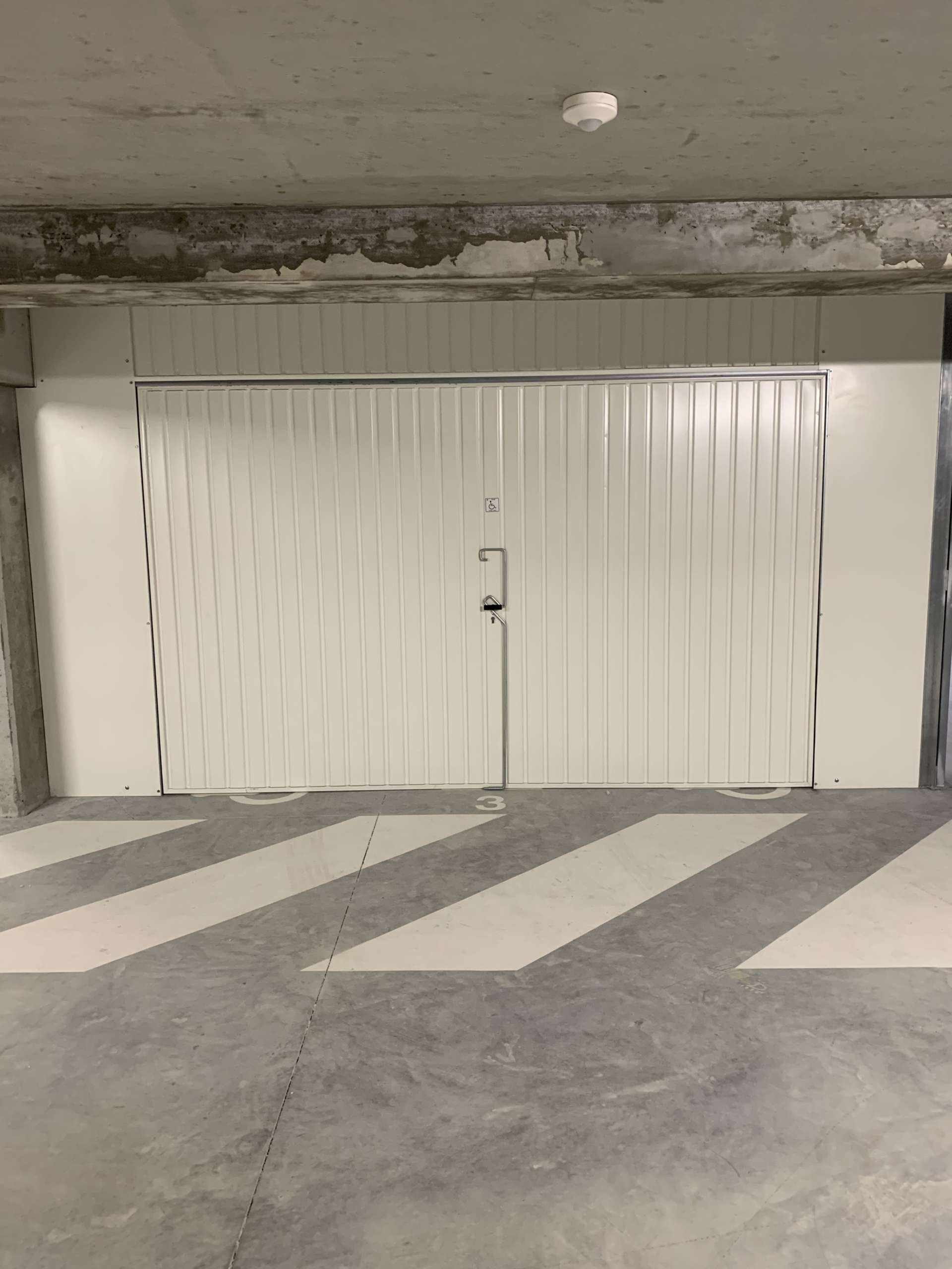 Pose de portes de box dans une résidence - Porte basculante - AEG Systems