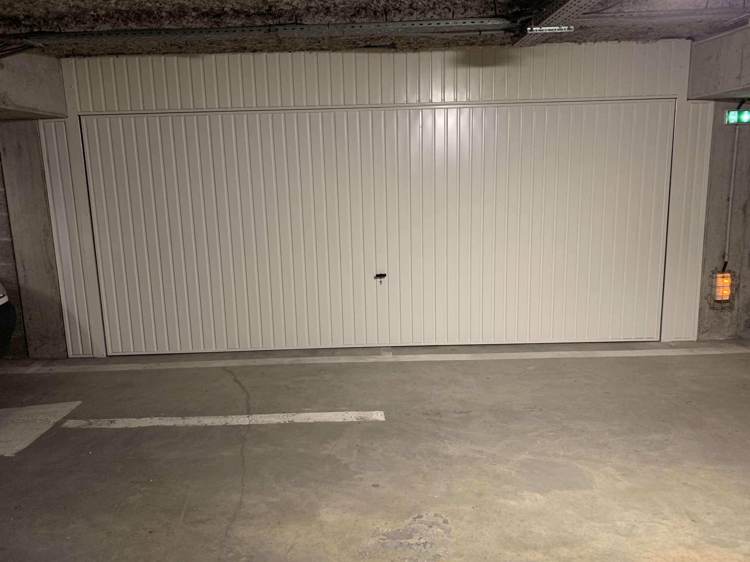 Installation d'une porte de box - Porte basculante - Motorisée - AEG ...